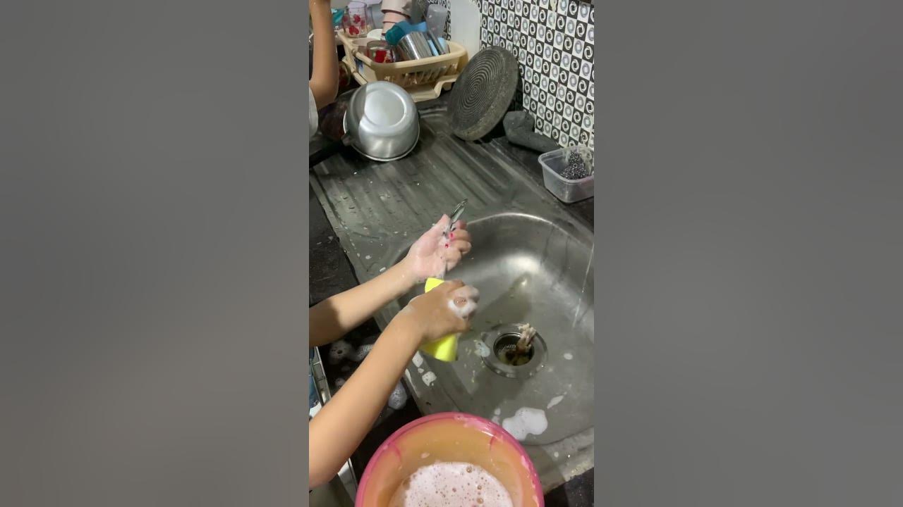 Ajarin Kaka dan Dede belajar cuci piring - YouTube