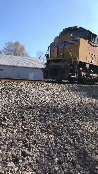 Union Pacific SD70ACE Thundercab 8578 takes up the rear of a southbound NS manifest - YouTube