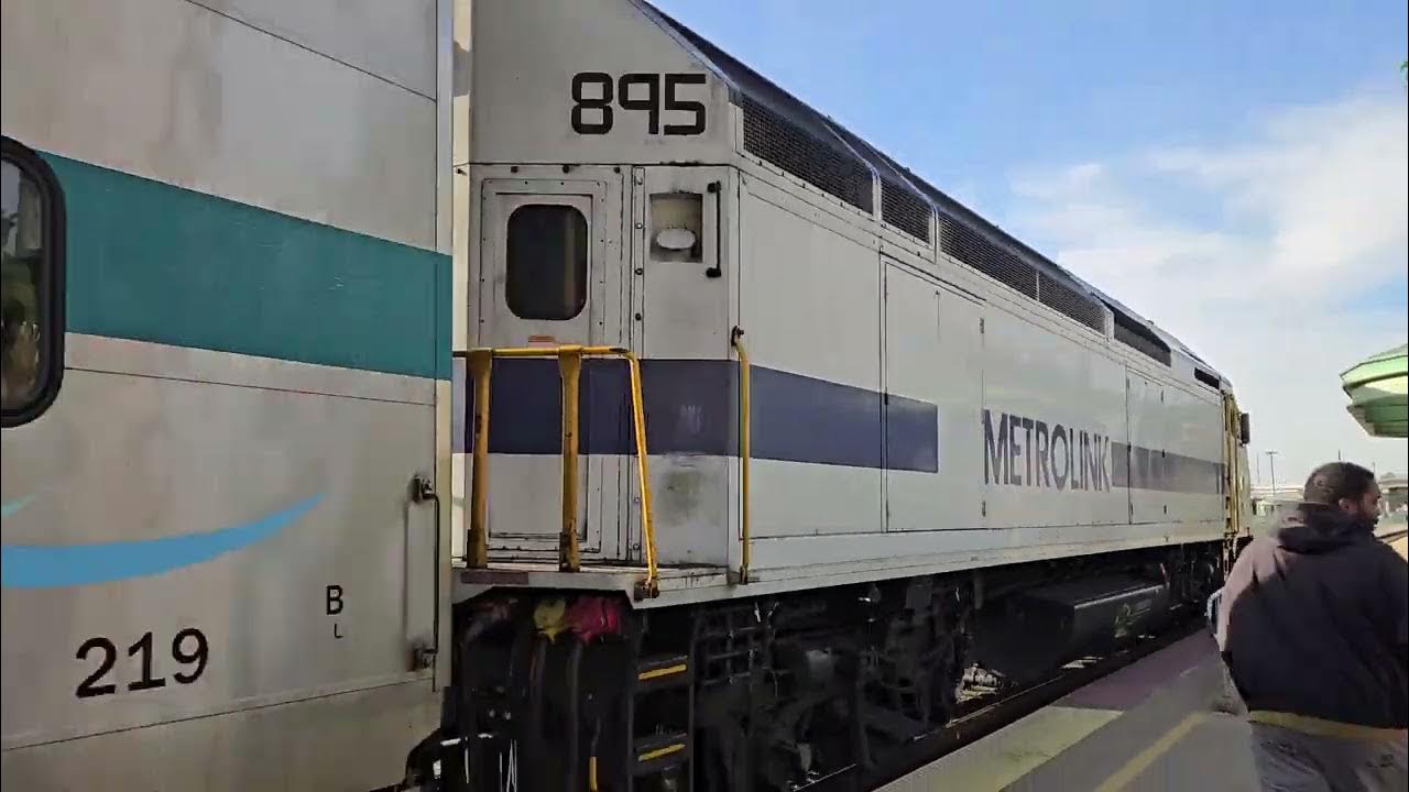 Metrolink Ventura County Line #121 at Downtown Burbank with SCAX #895 MP36PH-3C and #640 Cab Car ...