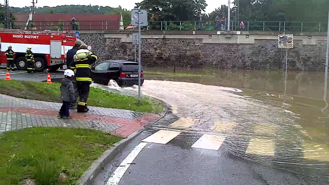 Povodně, záplavy 2013 Roztoky u Prahy - YouTube