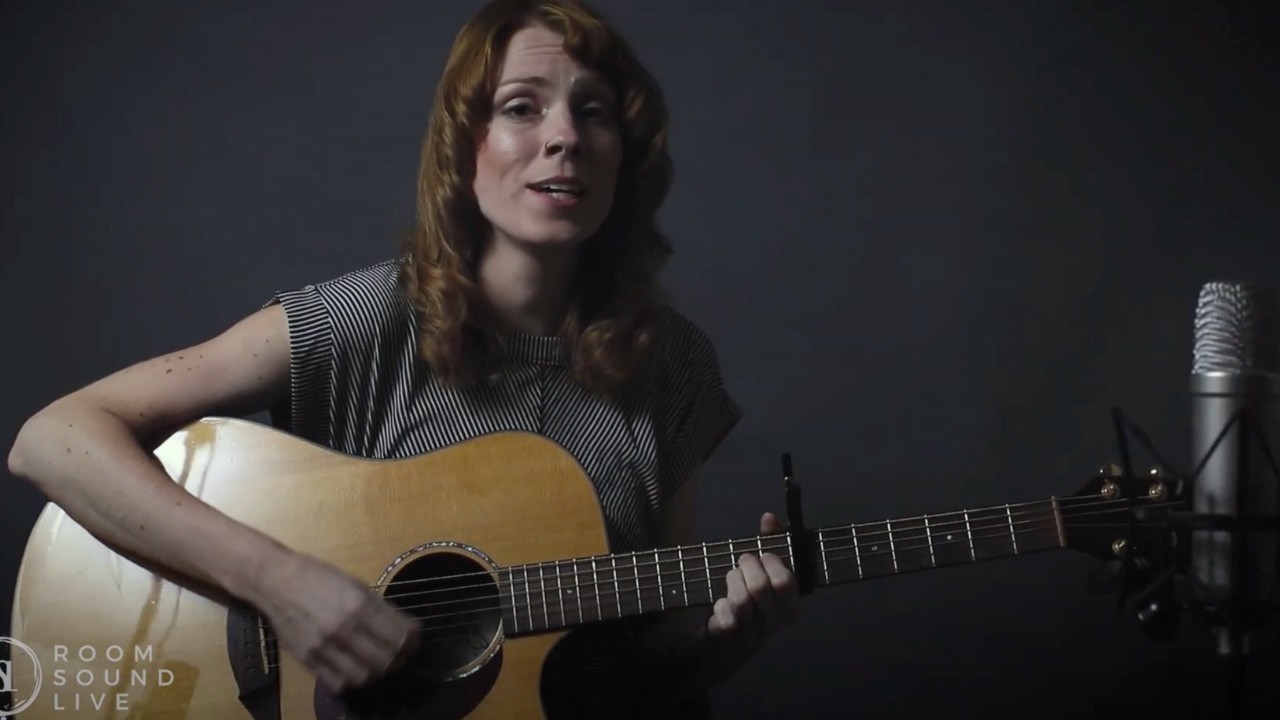 amazing acoustic performance - mesmerizing melodic music - simone nicole - YouTube