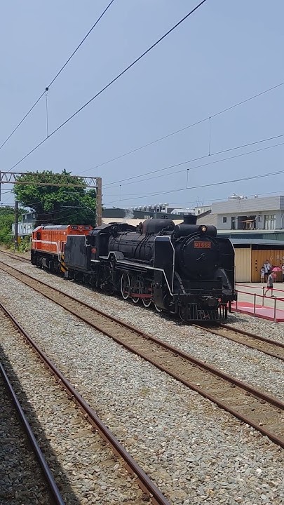 DT-668蒸氣車頭 鳴笛加噴煙 - YouTube