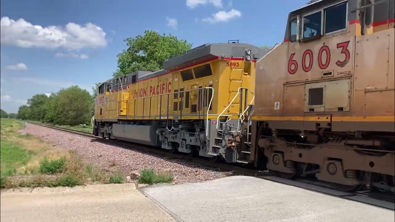 Emerald Street railroad crossing, UP 5893 Manifest, Onawa, IA - YouTube