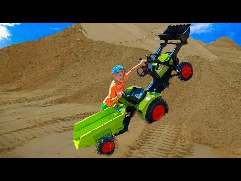 Тиша, как ПАПА,катается на тракторе. Little TiSHA ride on a tractor bulldozer crashed into a tree.