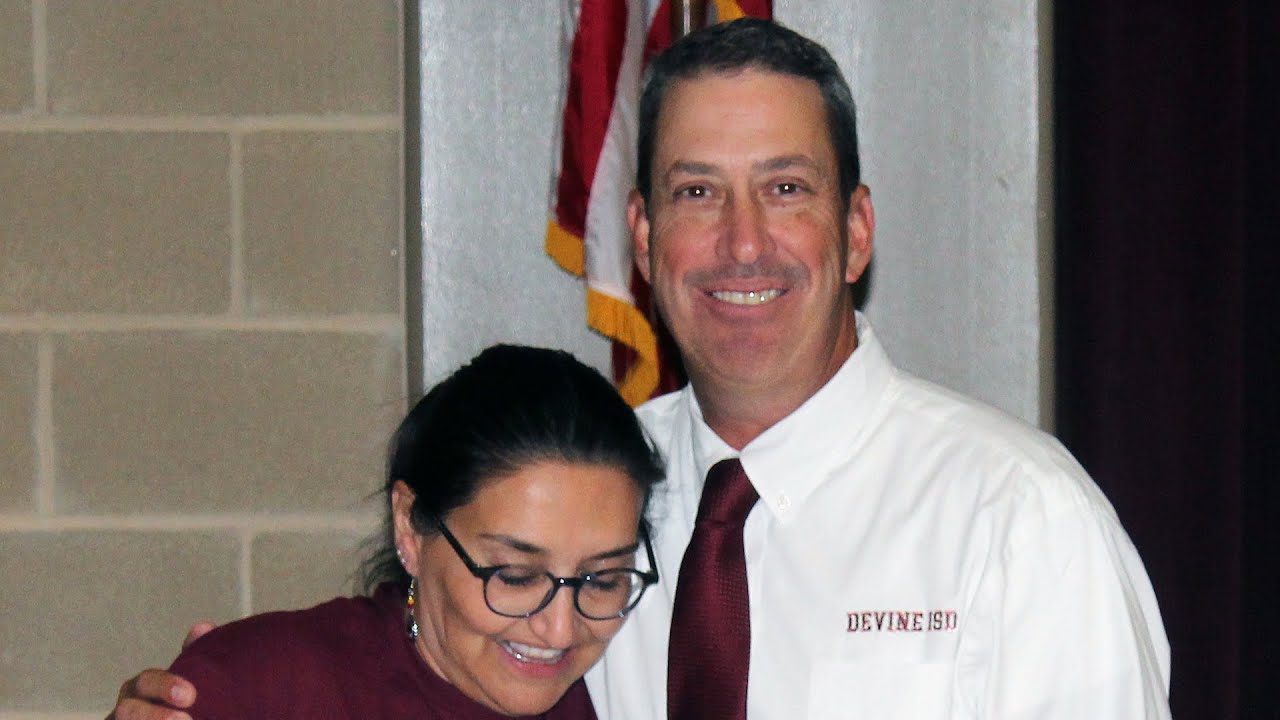 Ciaverra Elementary principal addresses the Devine school board - YouTube