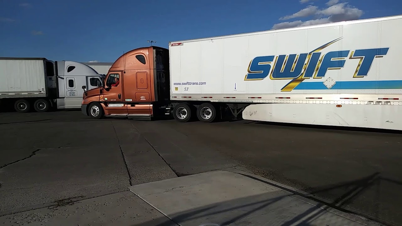 SWIFT backing a 53f trailer - YouTube