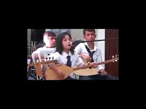 Kız çok güzel söylüyor