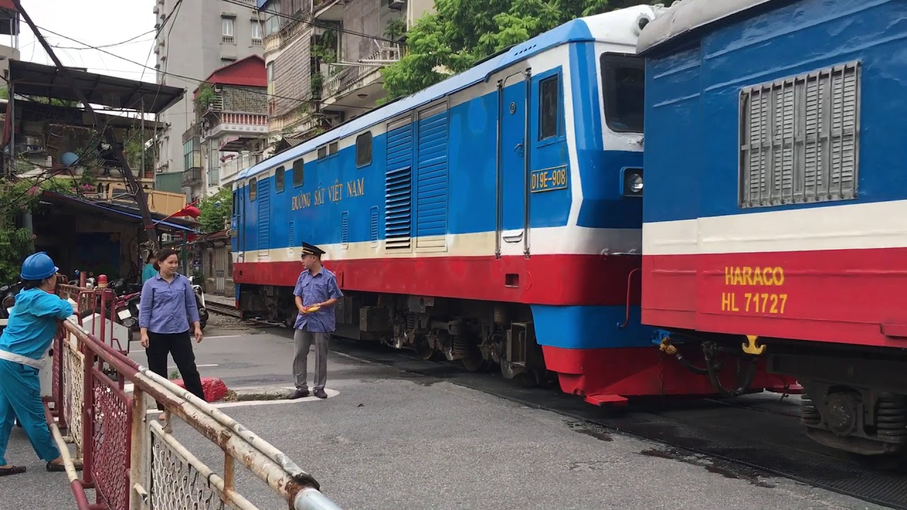 D19E-908 kéo tàu LP5 qua chắn Điện Biên Phủ - YouTube