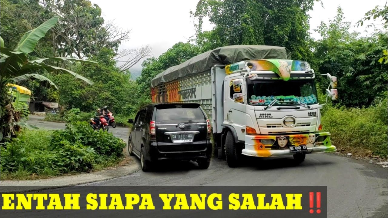 Entah siapa yang salah!!! Truk tronton panjang melewati tanjakan sempit ...