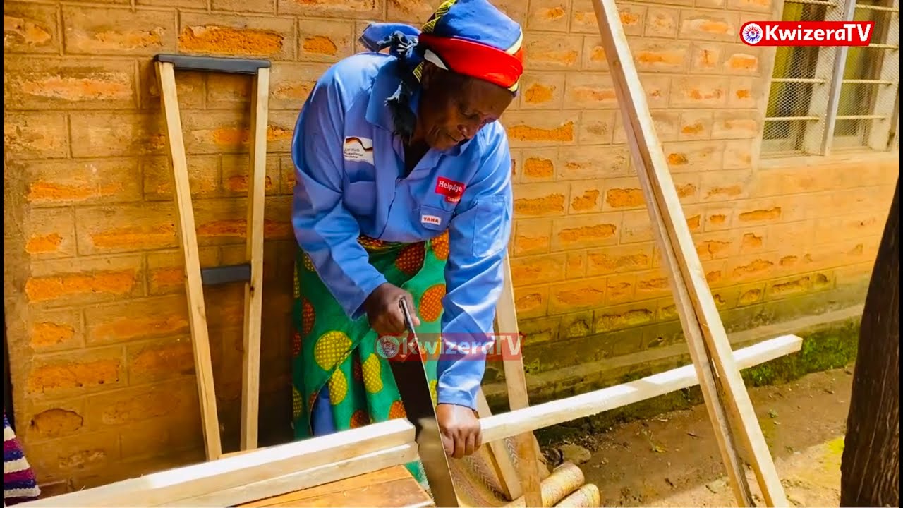 Hutoamini Bibi wa Miaka 70 ni Fundi Seremala- Kigoma | Msusi wa Mikeka ...