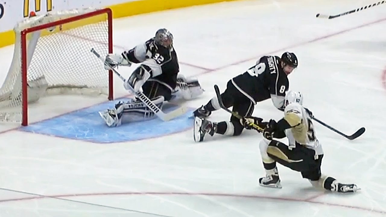 Quick stuns Perron with amazing blocker save - YouTube