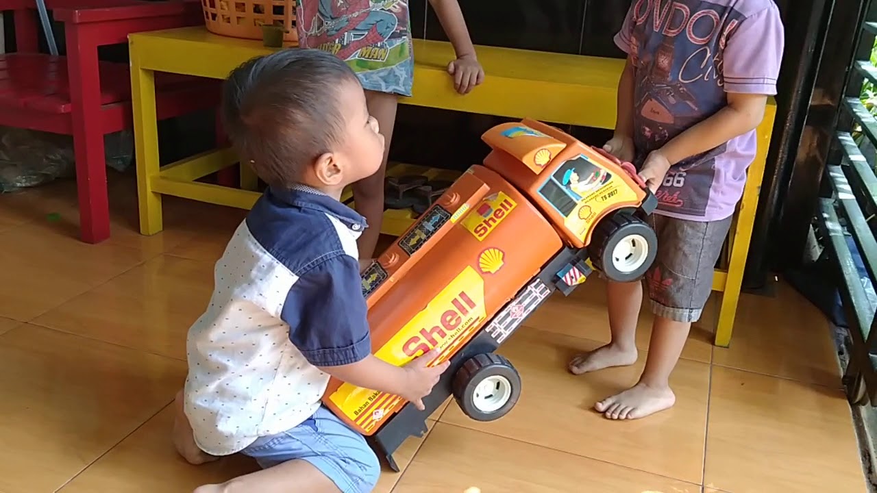 Rebutan mainan - YouTube