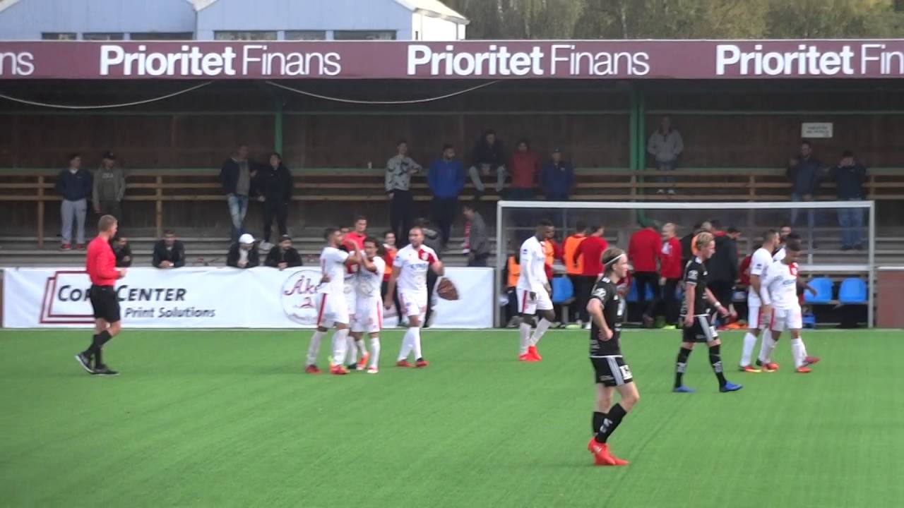 Assyriska BK firar segermålet av Alexander Vrebac 1-0 mot Laholms FK ...