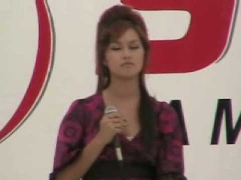 Pakou Thao Sea Games 2007 contestant "Cog Lus Cia" - YouTube