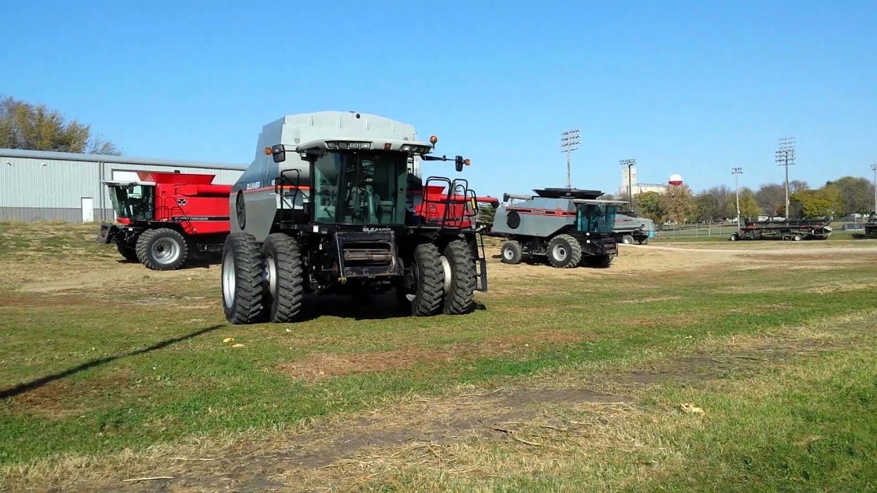 Gleaner R65 - YouTube