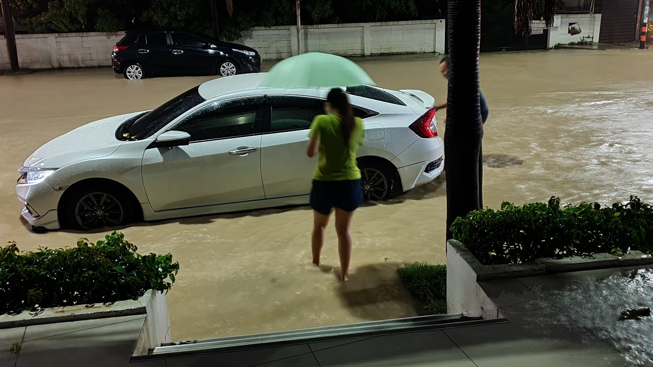 Heavy rain and floodings at Nimman Road in Chiang Mai, Thailand (4K ...