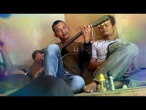 Main gitar sambil grepe2 😂😂😂