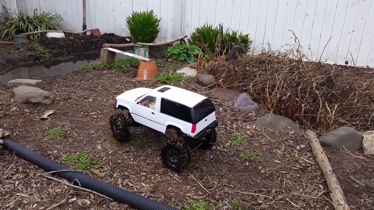 Redcat everest 10 Tahoe body run backyard course - YouTube