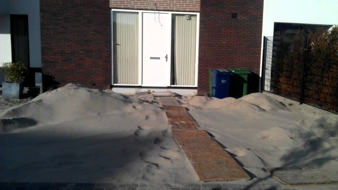 Zand en stenen voor de voortuin - YouTube