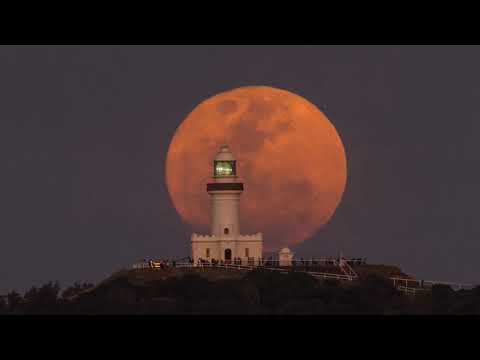 Photographer Captures 'Red Moon' Timelapse at Cape Byron Lighthouse ...