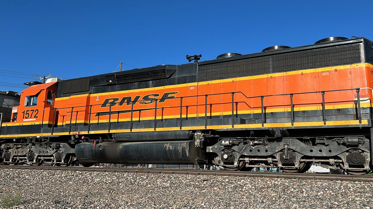 SD40-2R! BNSF 4023 Leads the H-DENAMS With an SD40-2R and Rock Island ...