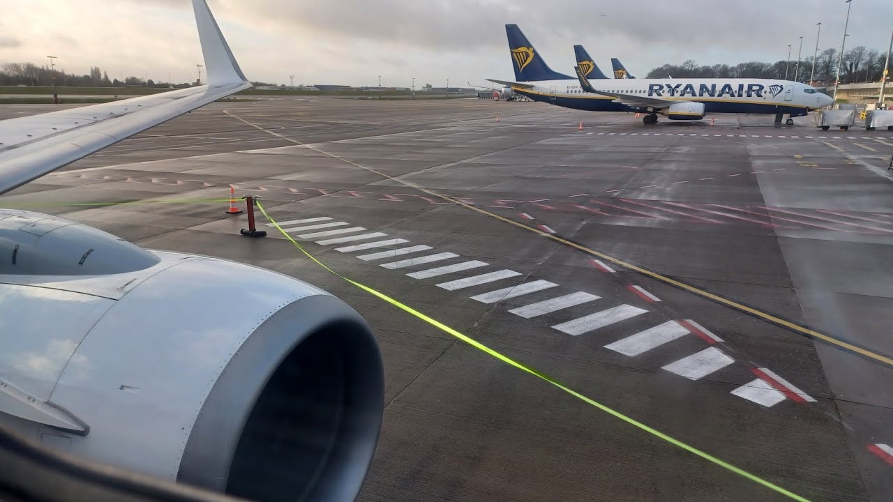 Insane Take-off Ryanair from Charleroi airport 737-800NG - YouTube