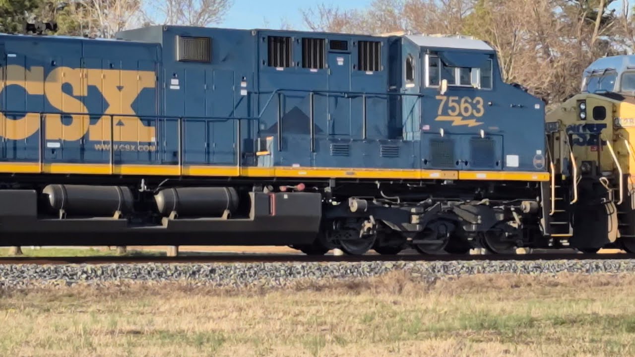 Train M883 heads North with a awesome engine lashup - YouTube