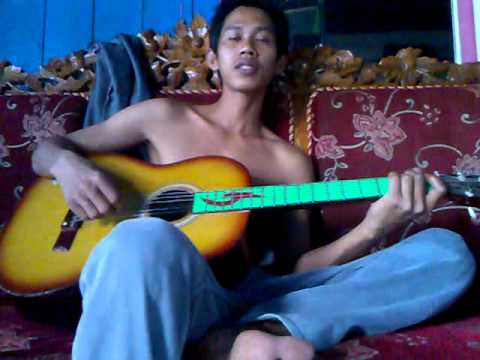 akha belajar main gitar, sory gak pake baju, ayoooo liat aja