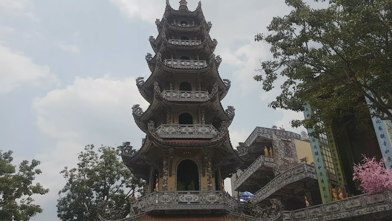 Chùa ve chai độc đáo ở Đà Lạt - YouTube