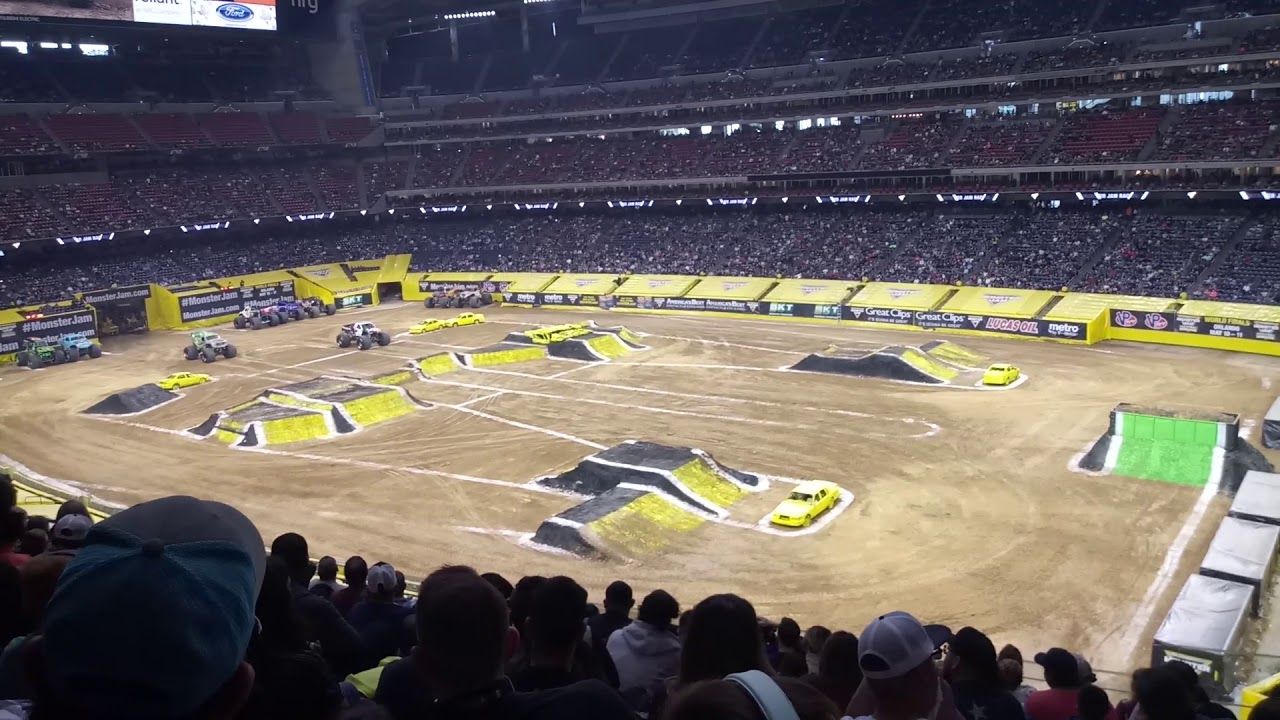 Monster Jam racing - YouTube