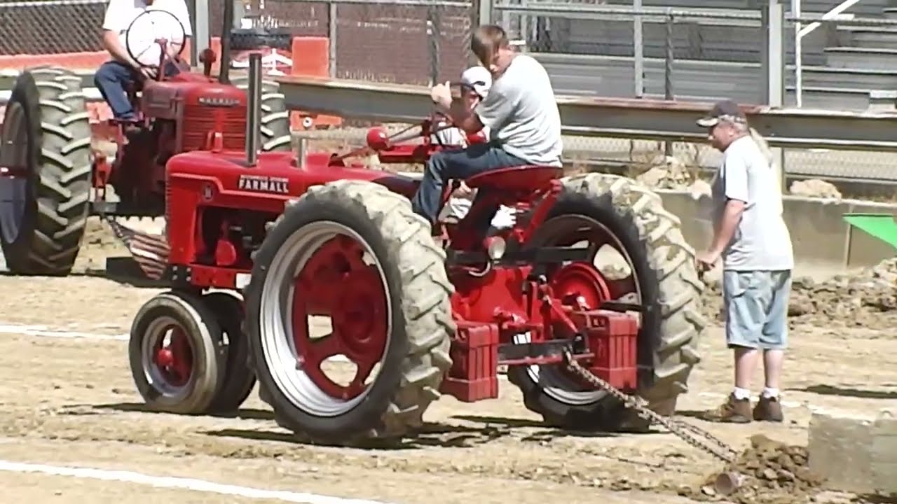 Farm tractor pull - nice FARMALL #shorts - YouTube