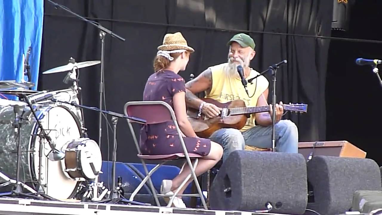 Seasick Steve serenades a girl on The Pyramid Stage @ Glastonbury ...