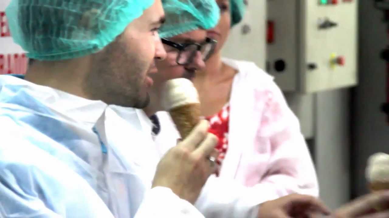 Visita Andrés Iniesta en la fábrica Kalise (Barcelona) - YouTube