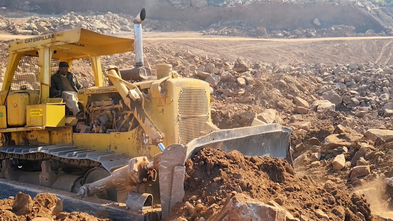 Caterpillar Dozer Filling leveling Work |Dozer working |Dozer filling ...