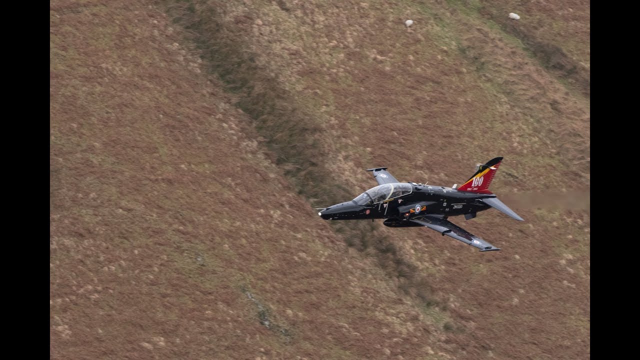 BAE Hawk Mach Loop BWLCH in Wintert - YouTube