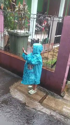 Masih gak boleh mandi hujan? Manfaat mandi hujan banyak loh - YouTube