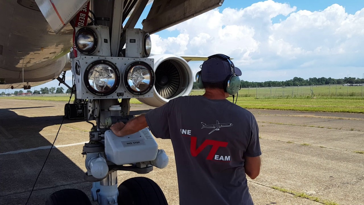 Boeing 757 Engine Run - YouTube