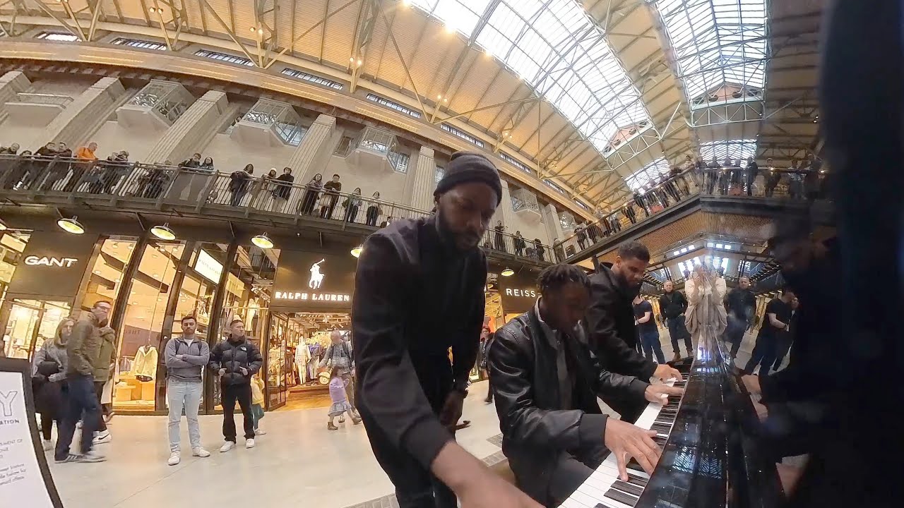 Spontaneous Coldplay medley draws large crowd at the street piano | Fix ...