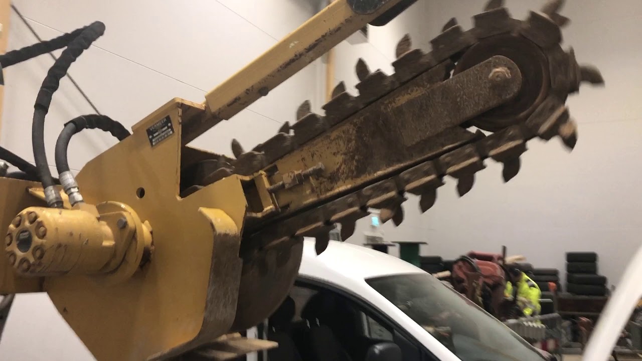 Köp Vermeer STR48 redskapsbärare med skopa, vibroplog och kedjegrävare ...