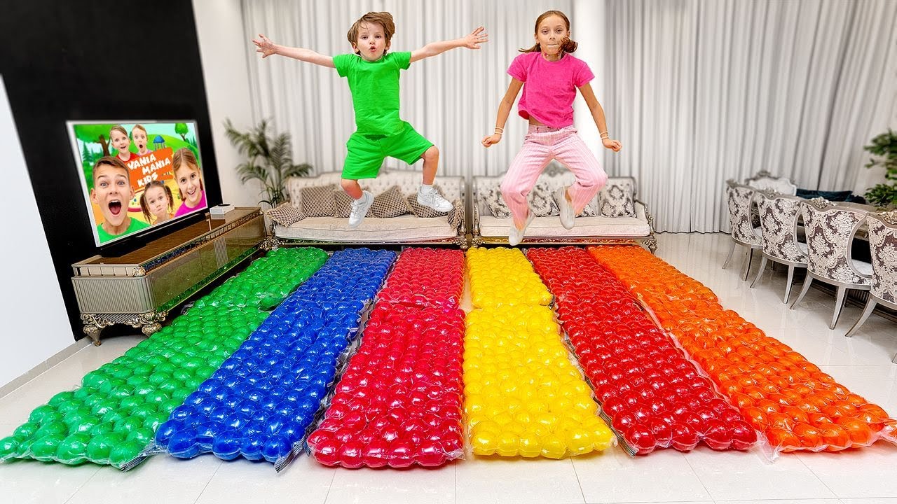 🎈 Cinco niños jugando con un colchón de globos | Vania Mania ESP ...