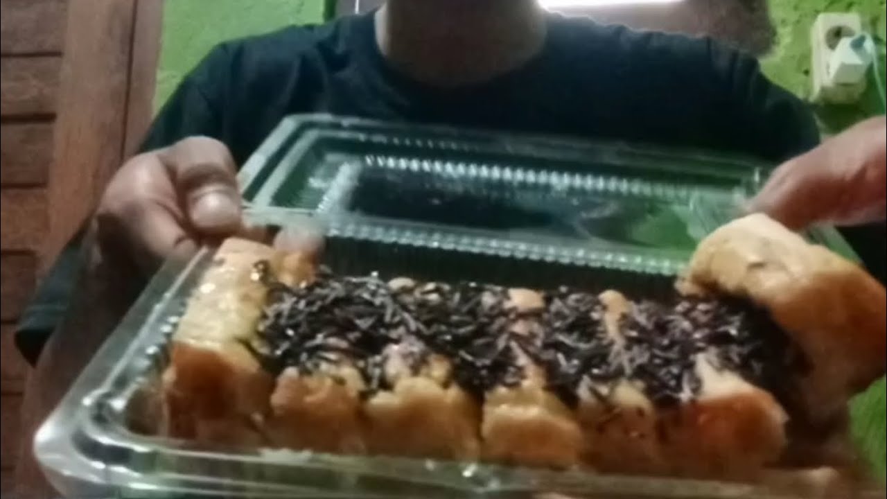 MAKAN ROTI BAKAR RASA COKLAT+BLUEBERY HARGA 15K PINGGIRAN JLN - YouTube