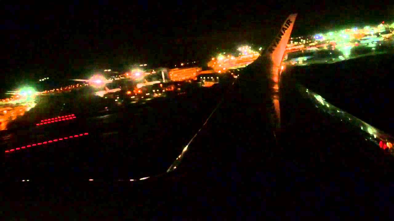 Ryanair 737-800 night take-off from London Gatwick - YouTube