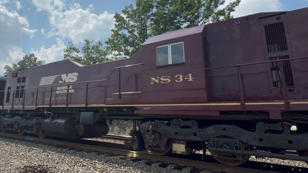 Railfanning manassas Va with NS SD40E leader and the brick locomotive ...