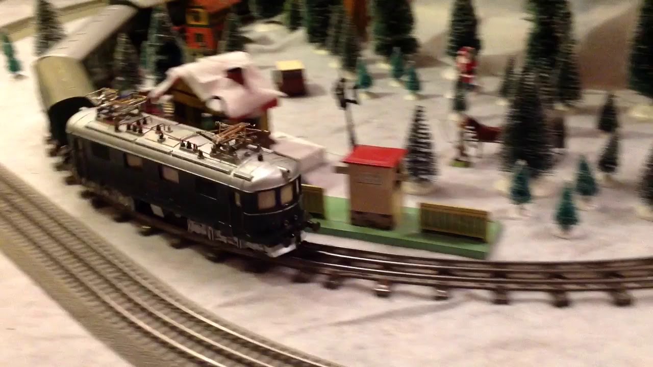 HAG Re 4/4 of SBB in action. "0" gauge (1/43 scale) - YouTube