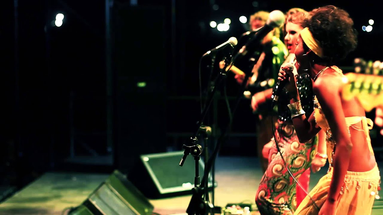 Charlie Shuffle Big Band - Cosmic Girls live @Campovolo - YouTube