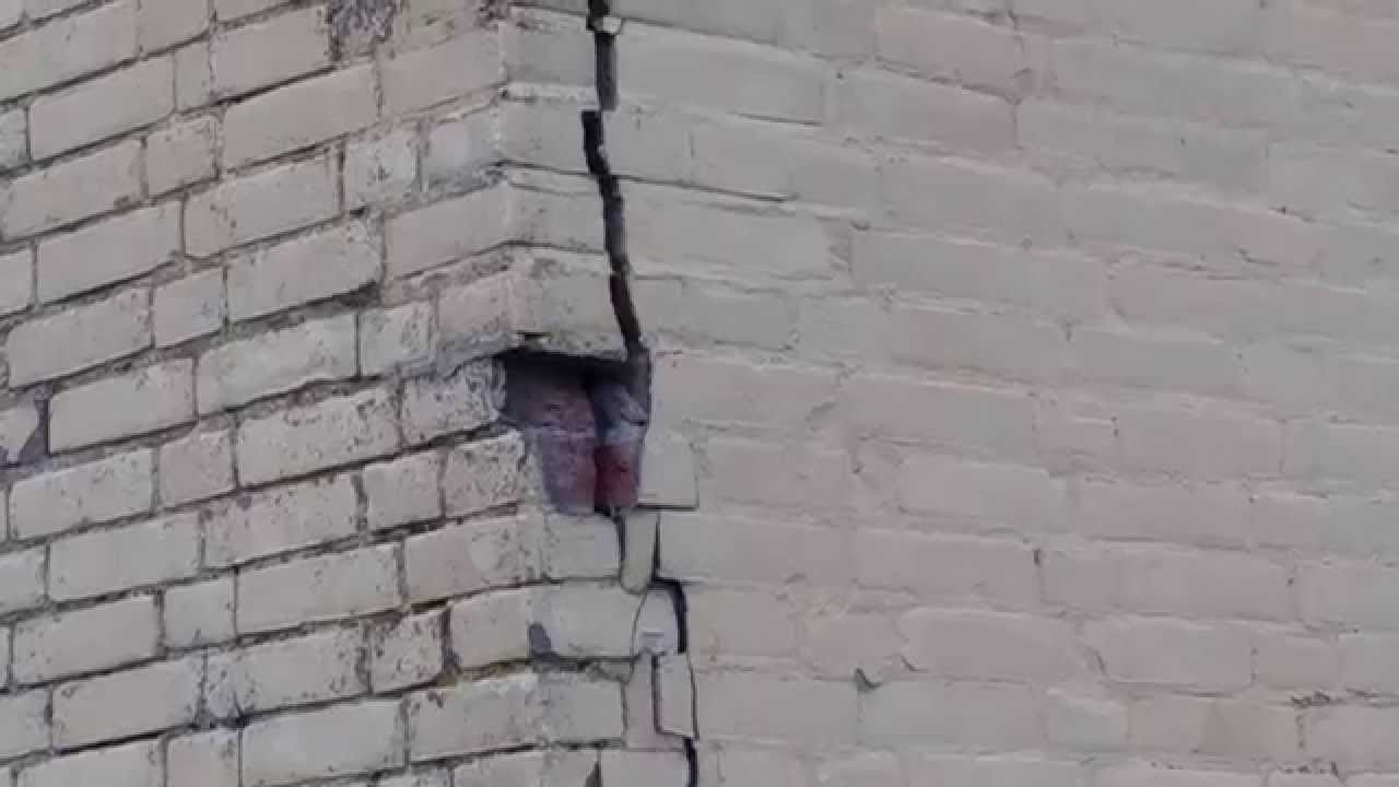 Scheuren metselwerk barst buitenspouwblad herstel - YouTube