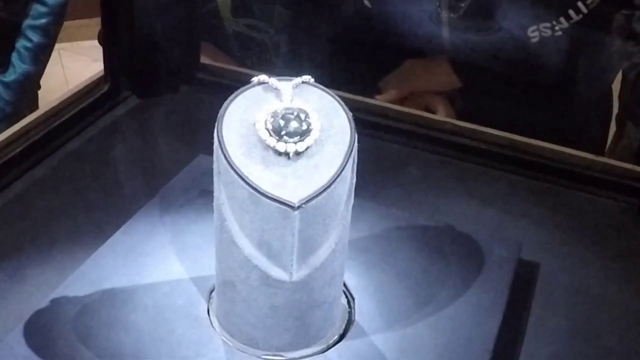 The Hope Diamond at the National Gem Collection of the Smithsonian ...