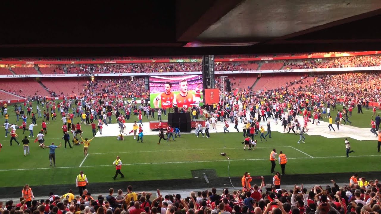 Arsenal fans pitch invasion at The Emirates - YouTube