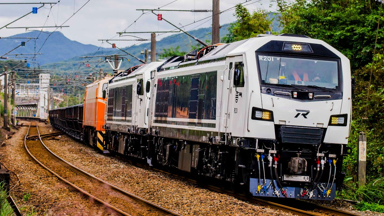 台鐵新型柴電R201+R202重聯7525次貨物列車貢寮站北側通過-2023/11/21 - YouTube