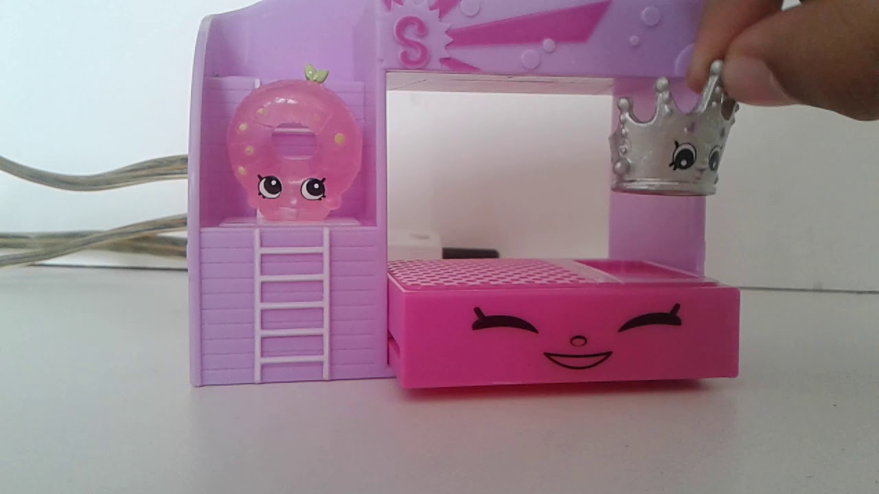 Five little shopkins jumping on the bed - YouTube